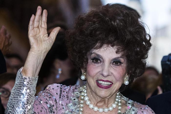 Gina Lollobrigida nella camera ardente ma è scontro tra segretario e ...